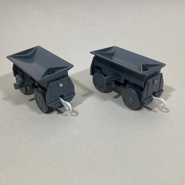 TOMY TRACKMASTER THOMAS the tank engine grey wood carrying trucks x 2 ...