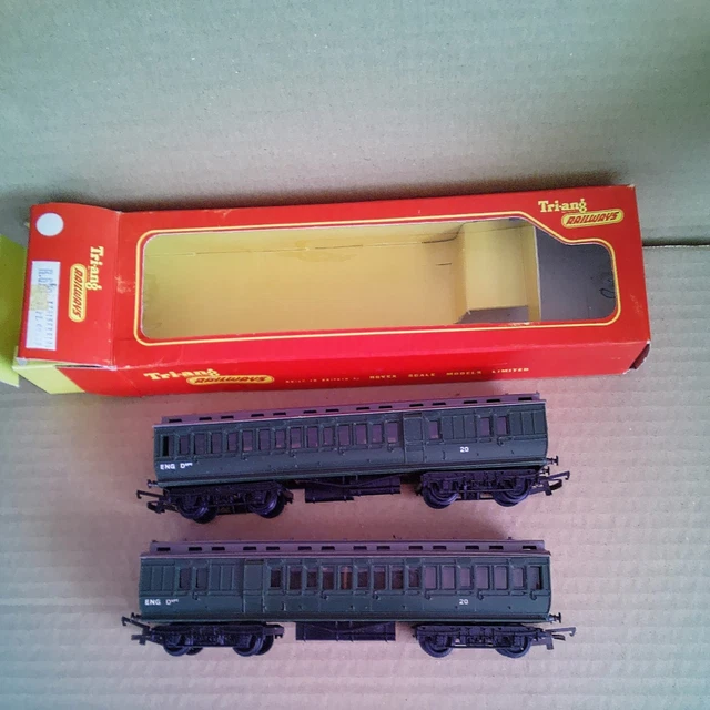 TRIANG R620 ENGINEERING Dept Coaches x 2, 00 Scale One boxed £19.35 ...