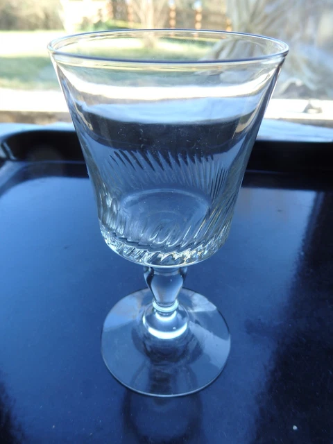 ARTS DE LA table Verrerie Verre à pied ancien de taille moyenne à base godronnée EUR 0,99 ...