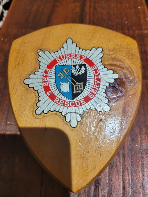 OLD OBSOLETE SURREY Fire & Rescue Service Mounted Helmet Badge Cap £10. ...