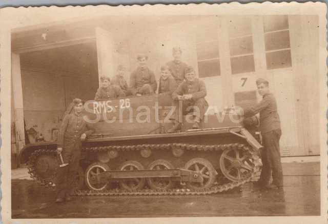 FOTO, PANZER-REGIMENT 7, Panzer Fahrschule, Vor der Halle (MJ-55)1027 ...