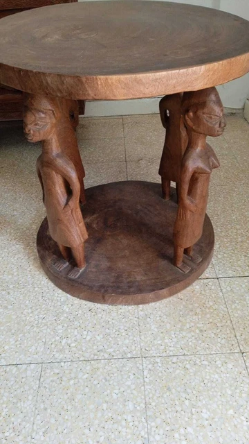 PETITE TABLE RONDE bois massif Cameroun 4 sculptures formant les pieds ...