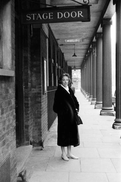 ACTRESS JULIE ANDREWS outside Theatre Royal, Drury Lane 1958 OLD PHOTO ...