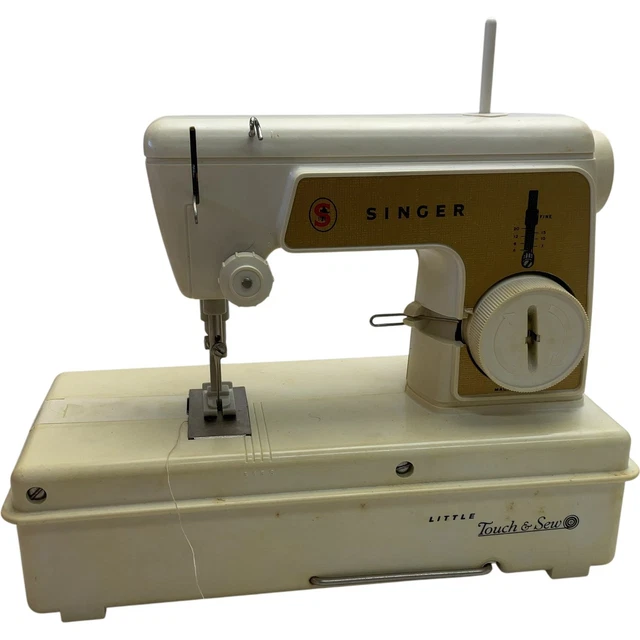 SINGER LITTLE TOUCH & Sew Sewing Machine Vintage Toy Battery Operated £ ...