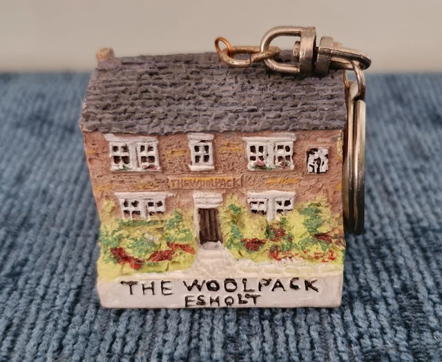 EMMERDALE WOOLPACK ESHOLT Chunky Ceramic Pub Keyring 4cm High 3.8cm ...