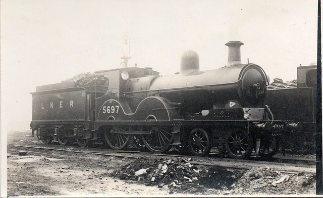 GREAT CENTRAL /LNER CLASS D5 No 697/5697 at UNKNOWN MPD R/P POSTCARD £1 ...