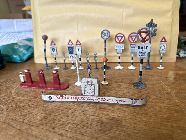 VINTAGE COLLECTION DINKY, Corgi & Triang Road Signs, Petrol Pumps ...