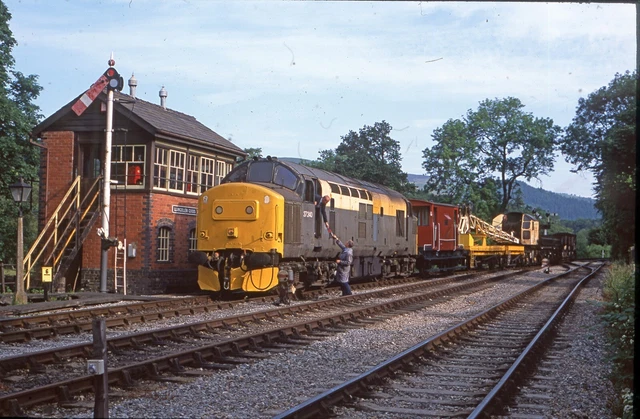 ORIG. 35MM COLOUR Slide Class 37 37240 Freight Llangollen May 02 And ...