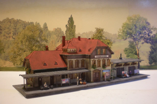 H0 DIORAMA HO 1:87 Stadt Bahnhof "Friedrichshöhe" Gebäude patiniert ...