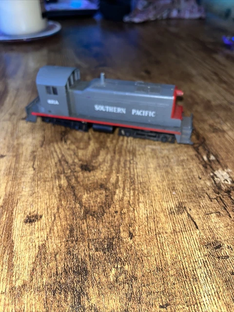 HO AHM RSO EMD SW-1 Locomotive Southern Pacific #621A Switcher Pwr ...