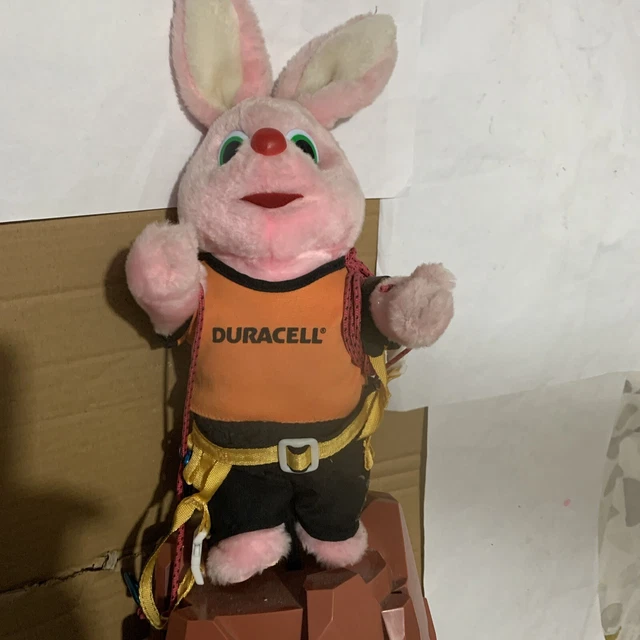 VINTAGE DURACELL MOUNTAIN Rock Climbing Mechanical Bunny Rabbit working ...