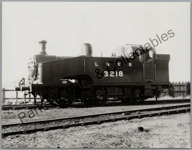 LNER STEAM TRAIN Locomotive No 3218 London North Eastern Railway ...