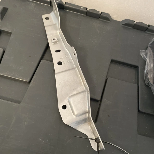 RENAULT GENUINE CLIO Mk4 Front Wing Mount Bracket Driver Side ...