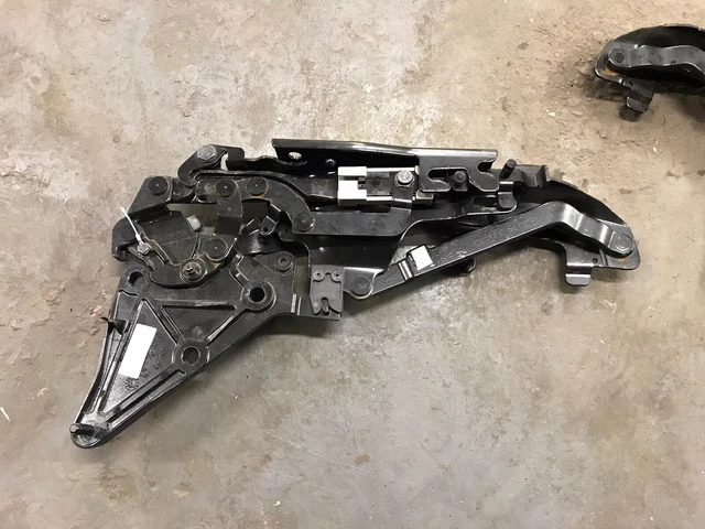 MITSUBISHI COLT CZC Convertible Boot Bootlid Hinge Bracket Mechanism N ...