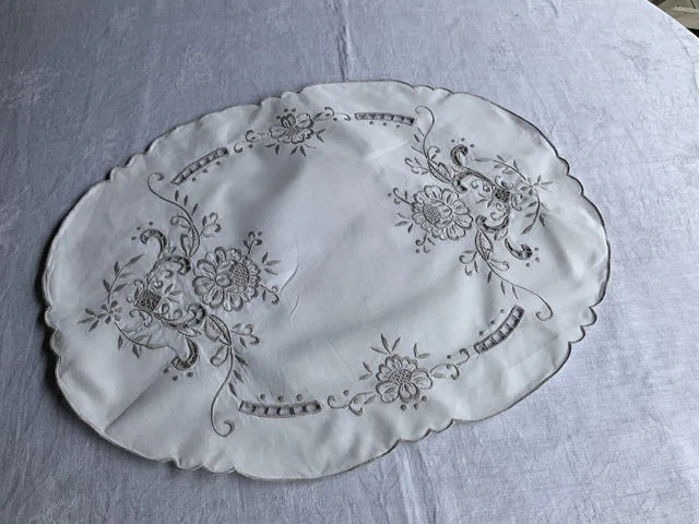 ANCIEN CENTRE DE Table Napperon Brodé Et Dentelle Richelieu EUR 20,00 ...