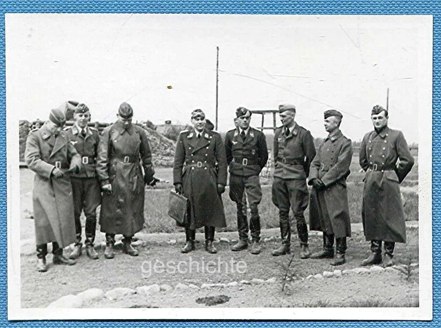 FOTO, OBERST DER Luftwaffe mit seinen Untergebenen, Lagebesprechung, um ...