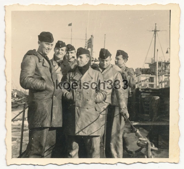 FOTO KRIEGSMARINE U Boot U 357 U Bootfahrer an Deck vom Boot im Hafen Stützpunkt EUR 9,99 ...