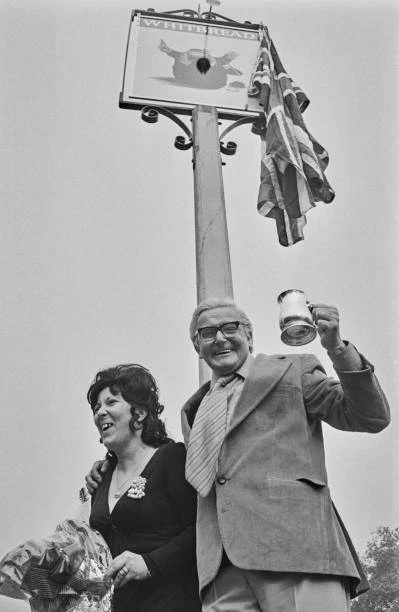 BRITISH CARTOONIST CARL Giles Opens The Giles Pub 1973 OLD PHOTO $9.00 ...