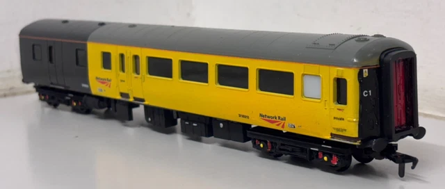 AIRFIX MK2 BRAKE Repainted Network Rail Coach (98915) - OO Gauge ...