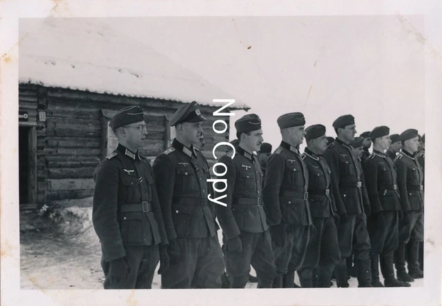 FOTO WEHRMACHT SOLDATEN Antreten zur Verlesung Winterquartier Agfa ...