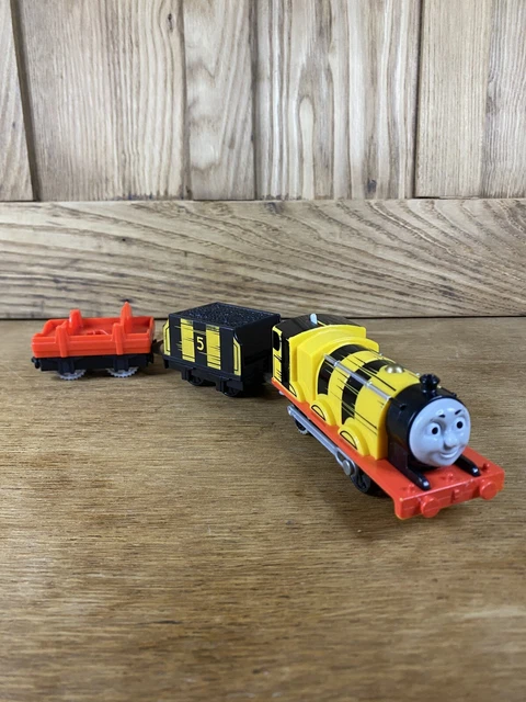 THOMAS AND FRIENDS Bumble Bee James Trackmaster Motorized Train & Truck ...