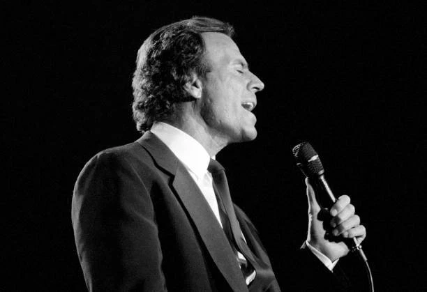 JULIO INGLESIAS PERFORMING Live At Wembley Arena London 1988 OLD MUSIC ...