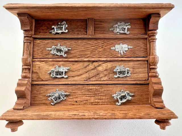 EXCELLENT VINTAGE DOLL'S House oak chest with five drawers, pewter ...