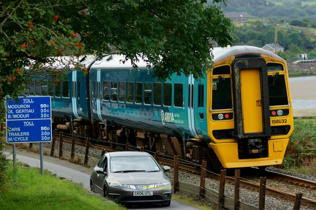 RAILWAY PHOTO CLASS 158 DMU 12x8 (A4) Coming and Going c2012 £5.00 ...