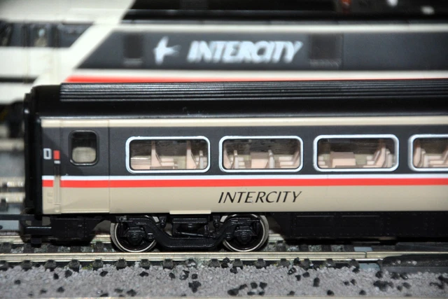 HORNBY MK4 COACH for InterCity 225 oo gauge Swallow Executive Livery ...
