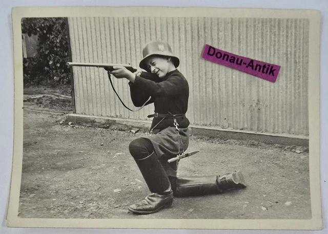 FOTO 2.WK,KINDERSOLDAT,KIND MIT Stahlhelm,Gewehr,Dolch,Bajonett ...