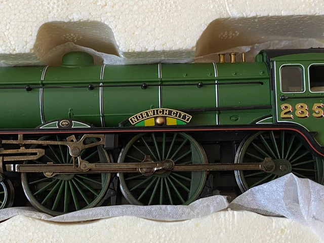 HORNBY R2185 LNER Class B17 Sub Class 4 Norwich City Locomotive £208.68 ...