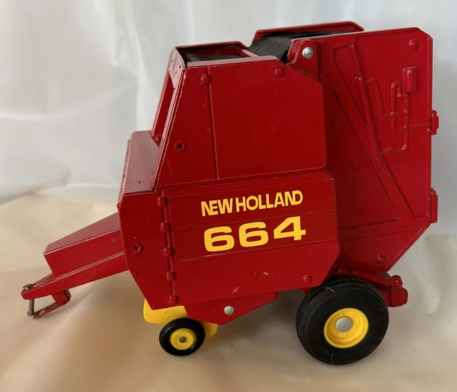 SCALE MODEL NEW HOLLAND Model 664 Round Baler 1/16 Scale $50.00 ...