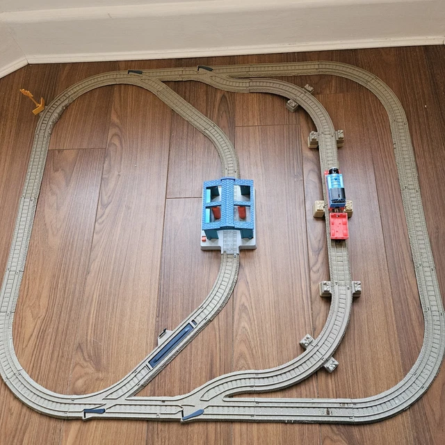 TOMY TRACKMASTER THOMAS the tank engine battery train set layout £15.00 ...