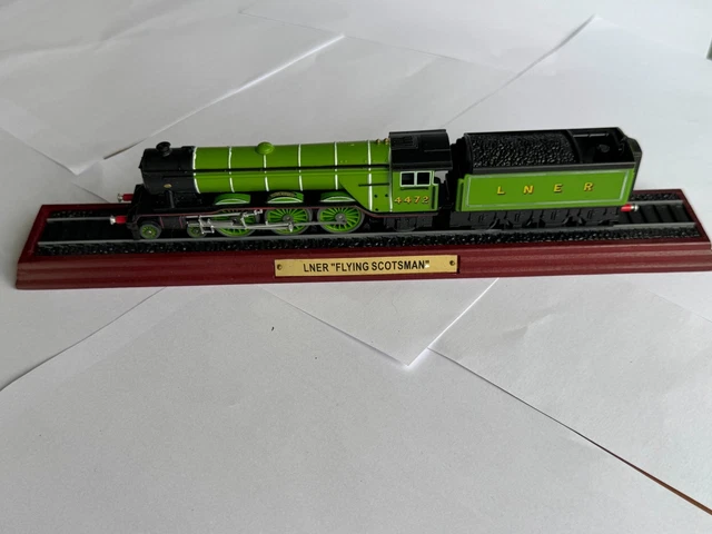 LNER 4472 FLYING Scotsman Locomotive Train Model Display on plinth £11. ...