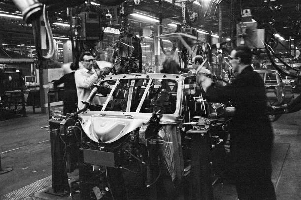 GENERAL SCENES INSIDE the Ford motor factory in Dagenham 1964 Old Photo ...