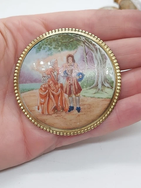 BROCHE ANCIENNE EN Porcelaine De Limoges. Scène Romantique. Promenade ...