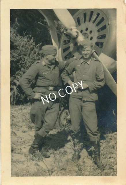 FOTO WK II Wehrmacht Soldaten Uniform russisches Flugzeug "9" Beute ...