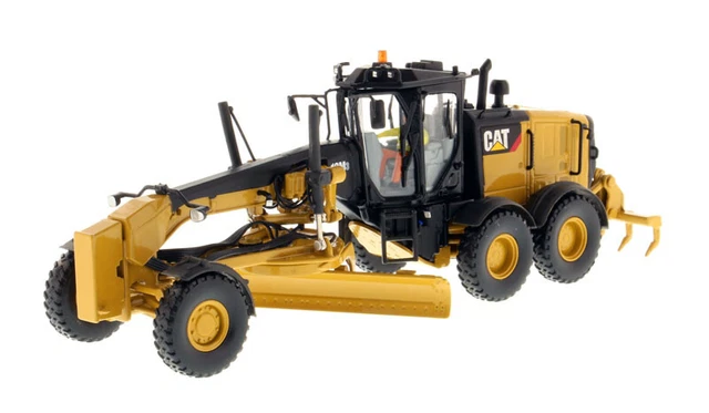 NIVELEUSE AVEC RIPPER CATERPILLAR 12M3 avec conducteur et boite métal ...