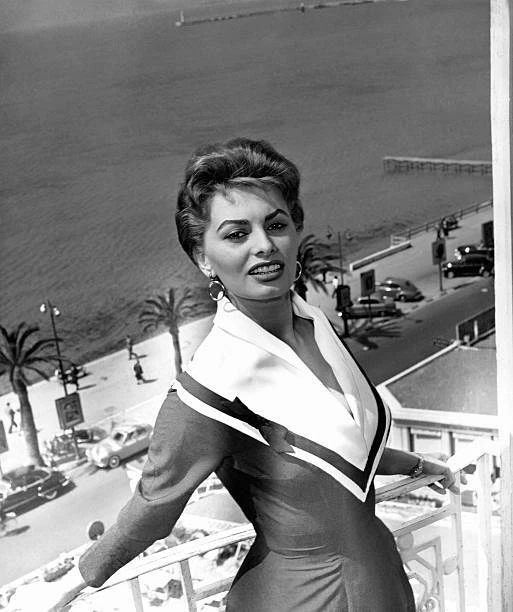 LOREN SOPHIA ACTRESS Italy during the Cannes Film Festival wea- 1955 ...