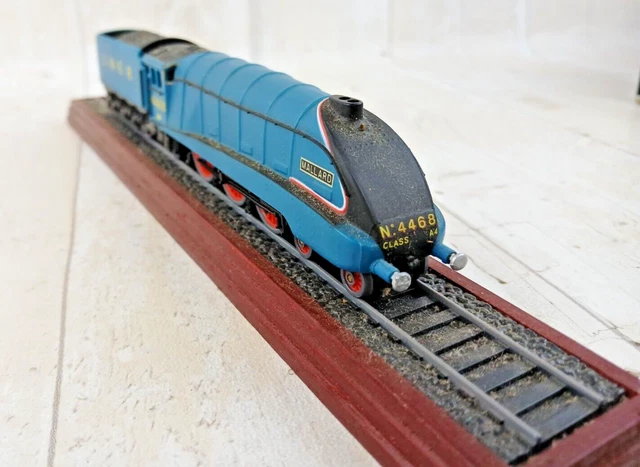 VINTAGE ATLAS MODEL of LNER A4 4468 Mallard steam locomotive on plinth ...