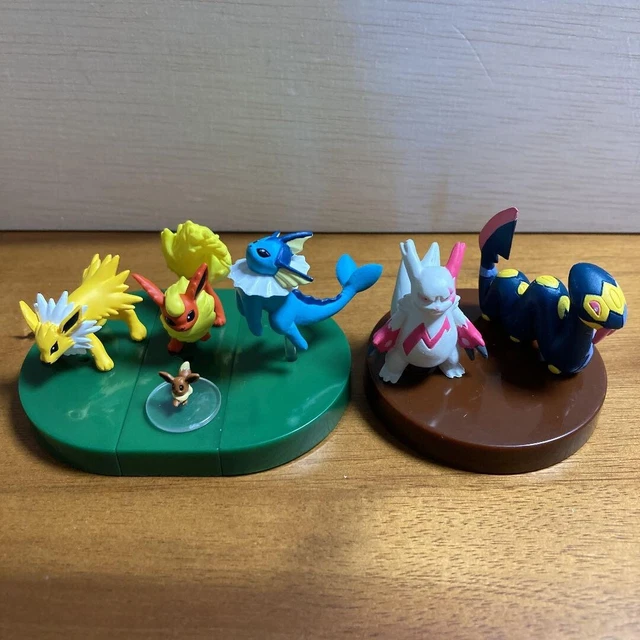 RITTAI POKÉMON ZUKAN Zangoose, Seviper, Eevee, Vaporeon, Jolteon ...