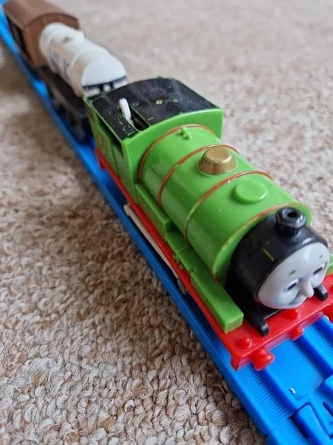 TOMY TRACKMASTER THOMAS train MOTORISED PERCY WITH MILK & FARM TRUCKS £ ...