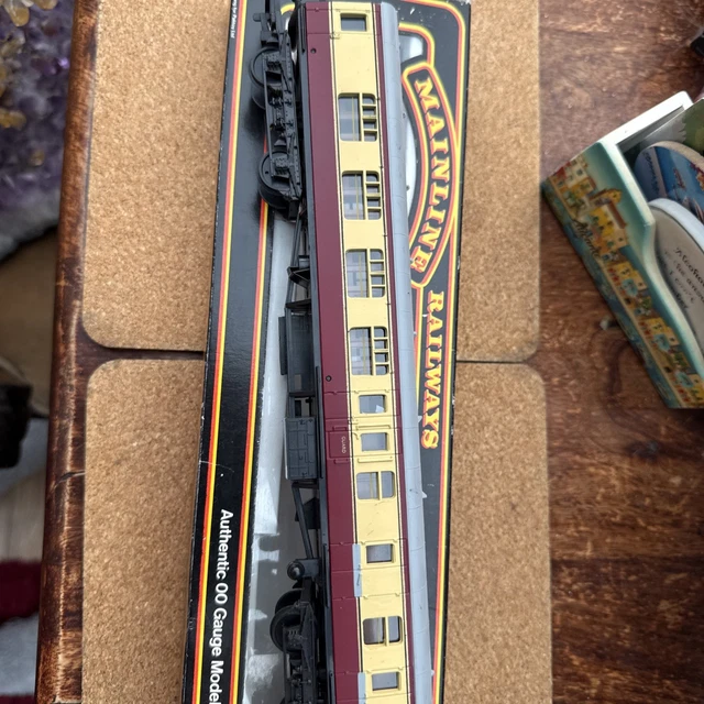 MAINLINE OO GAUGE BR BSK Coach Cream/Crimson Brake/2nd Cat No. 37-102 £ ...
