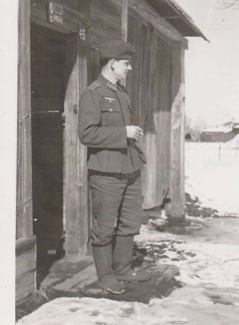 PHOTO SOLDATS ALLEMANDS WW2 pause cigarette devant son baraquement ...