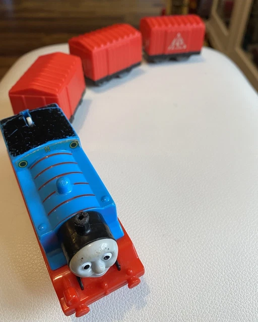 THOMAS TRACKMASTER TRAIN with 3 trucks and 3 bridges. £6.00 - PicClick UK
