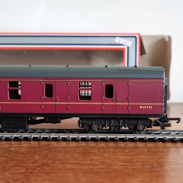 LIMA 305342W OO Gauge BR Mk1 Full Brake Coach M25742 Maroon Boxed £12. ...