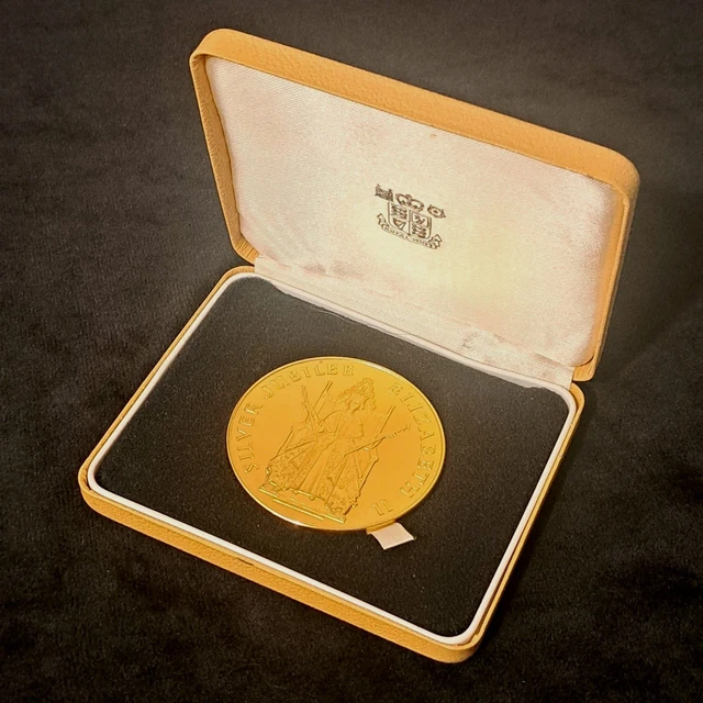 RARE 1977 QUEEN Elizabeth II Silver Jubilee Large Medal 58mm Royal Mint ...