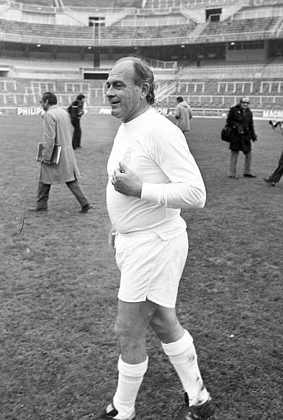SPANISH SOCCER PLAYER Alfredo Di Stefano On The Pitch Old Photo $8.50 ...