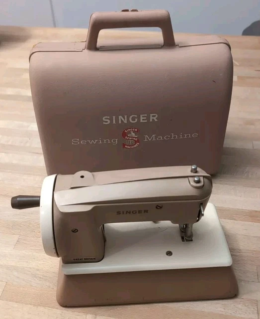 VINTAGE SINGER SEWHANDY Model 40k Childs Sewing Machine With Case £33. ...