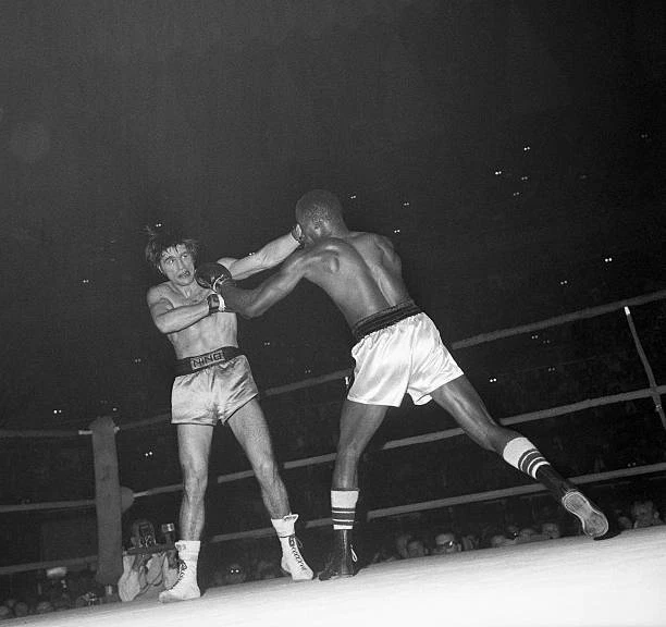 NINO BENVENUTI AND Charley Austin In The Boxing Ring 1968 OLD BOXING ...